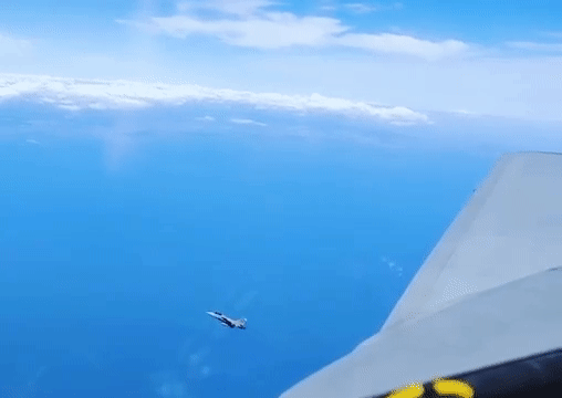 [ẢNH] Tiêm kích JAS-39 Gripen Thụy Điển gửi "lời thách thức" tới Su-35 Nga