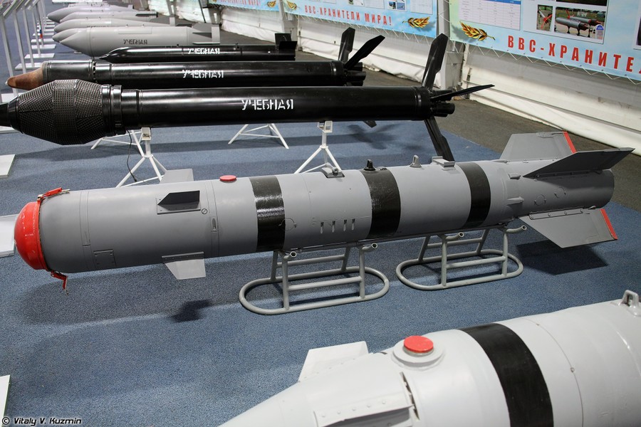 Việt Nam lần đầu giới thiệu bom dẫn đường KAB-500 và KAB-1500